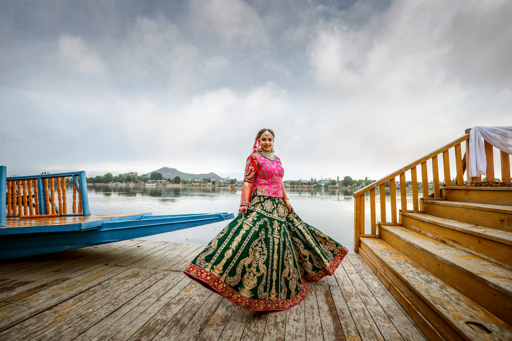 Gorgeous Kashmiri Wedding With Stunning Bride & Groom Outfits! | WedMeGood