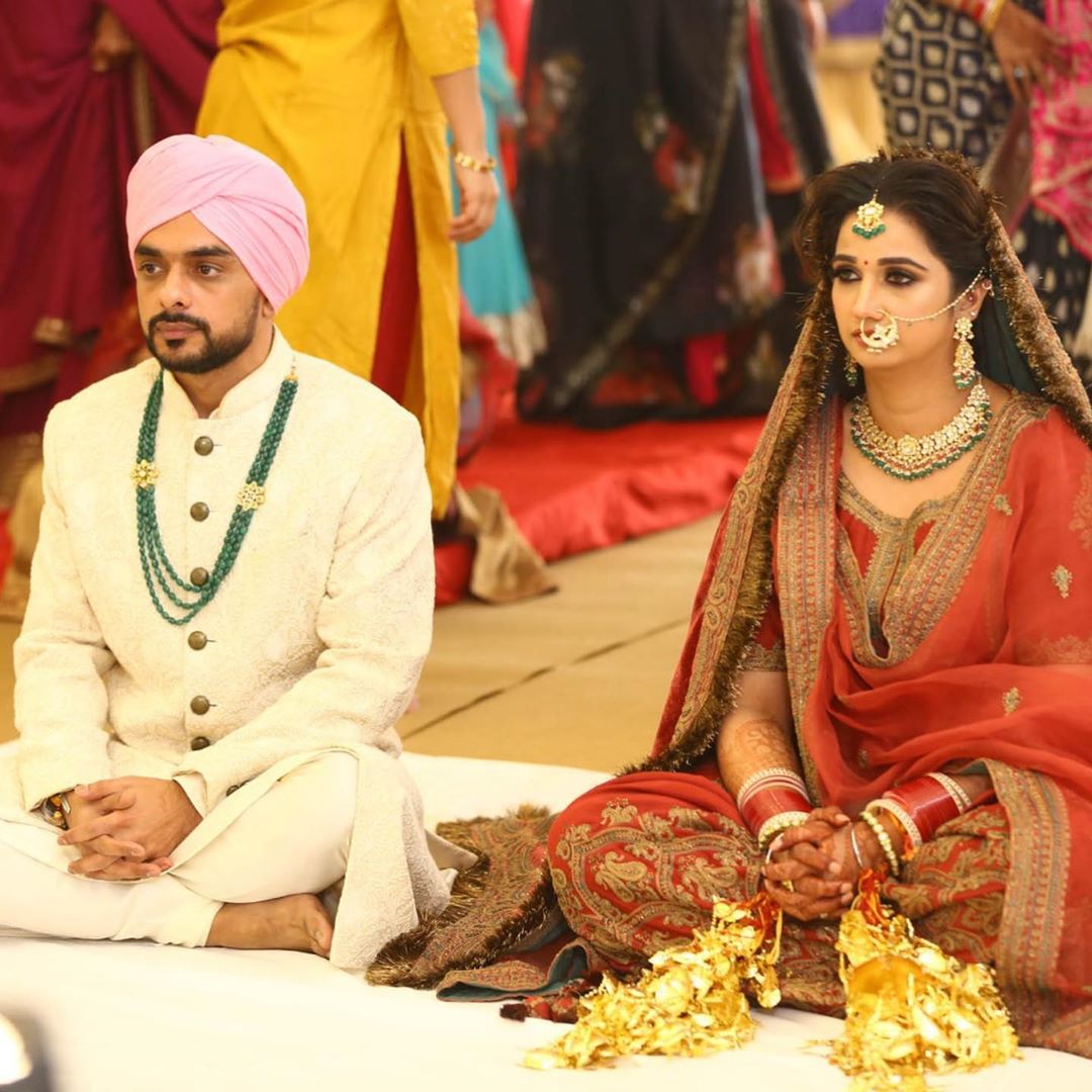 Delhi Wedding With Gorgeous Decor & A Traditional Sikh Outfit | WedMeGood